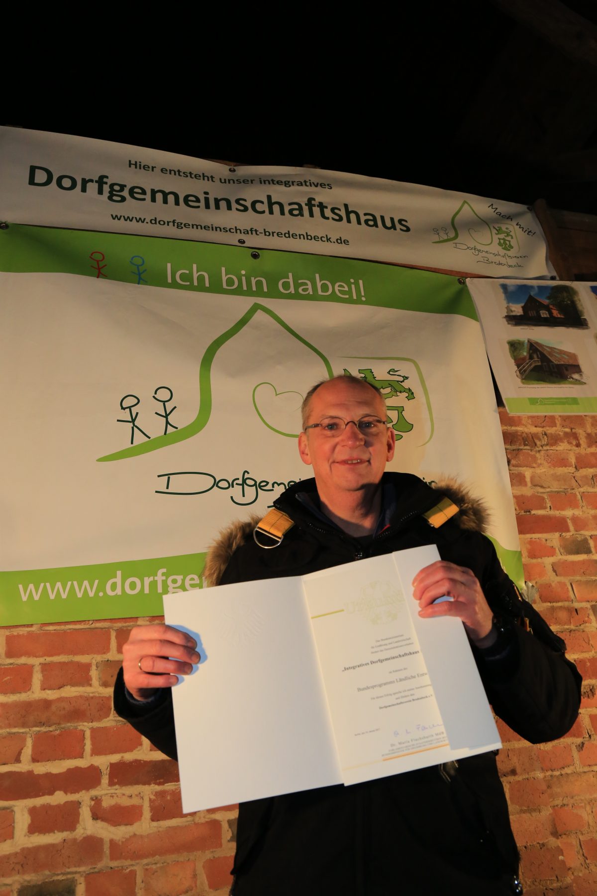 Thomas Behr mit Förderurkunde – Dorfgemeinschaft Bredenbeck